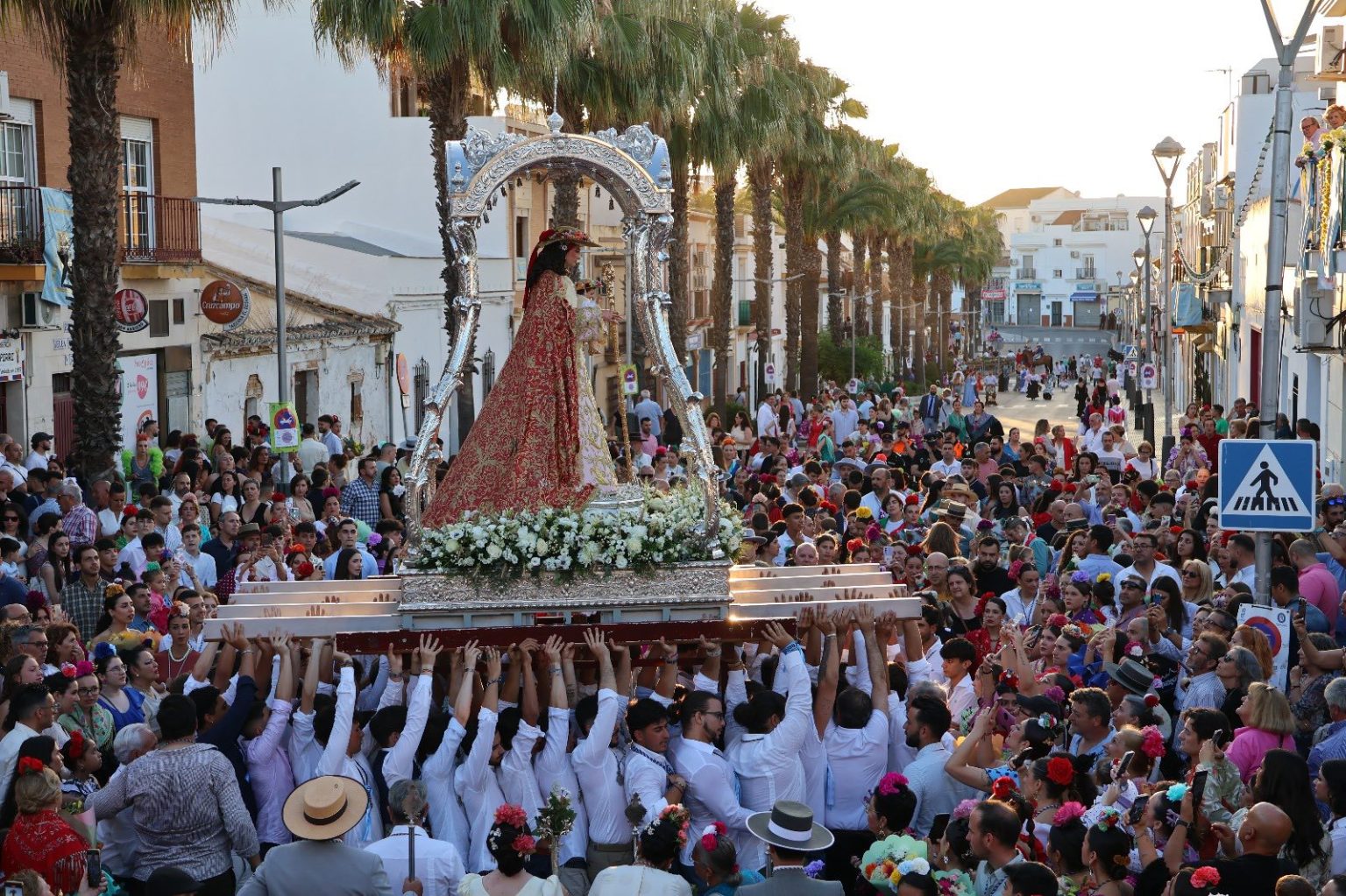 Aljaraque se vuelca con su Patrona en una emotiva ofrenda floral ...